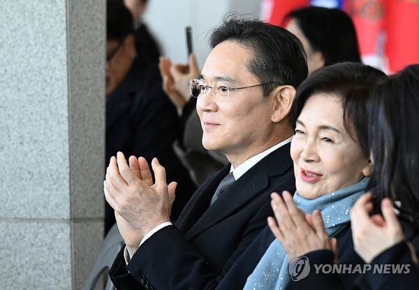 Hong Ra-hee Donates Her Entire 1% Stake in Samsung C&T to Lee Jae-yong ...